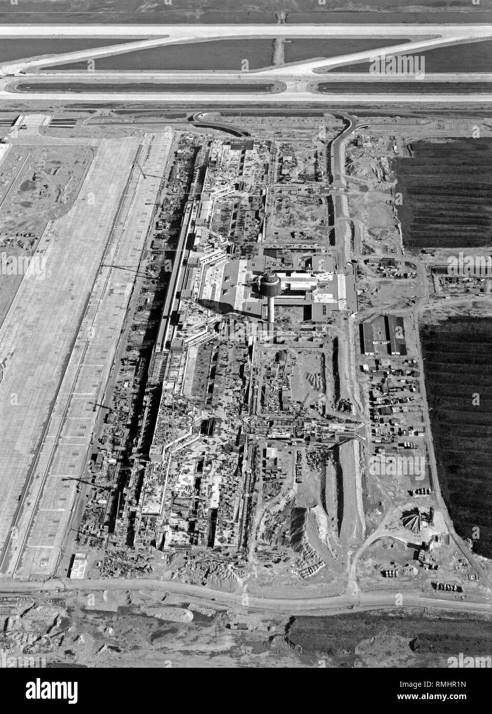 Aerial view of the construction site in Erdinger Moos from the south ...