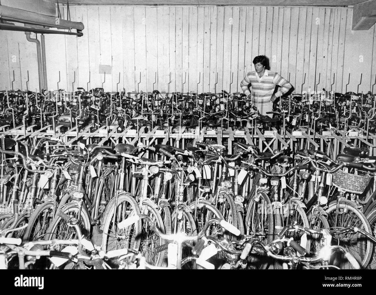 The growing bicycle boom can be recognized well by the crowded bicycle ...