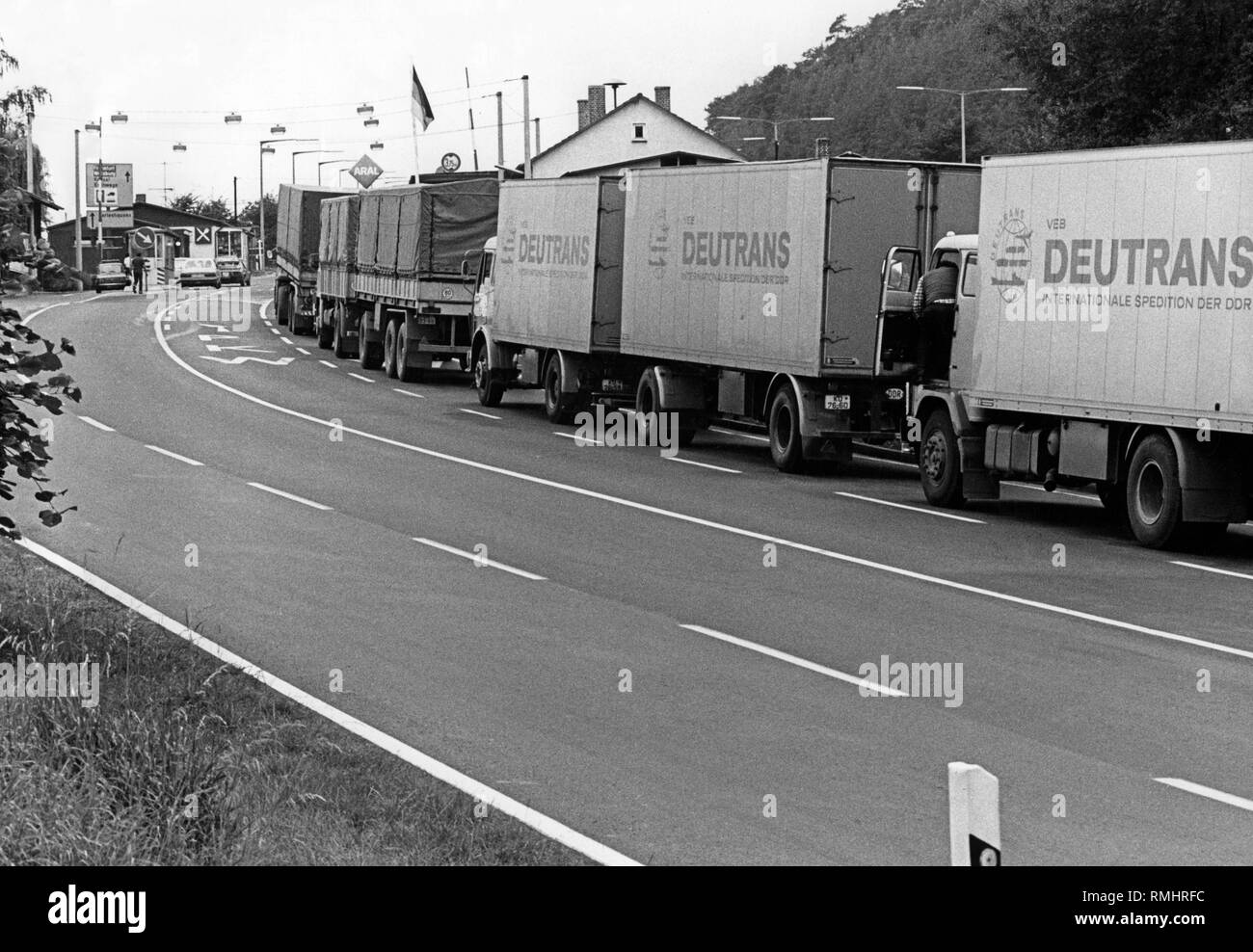 Trucks are waiting at the border crossing Herleshausen on the border ...
