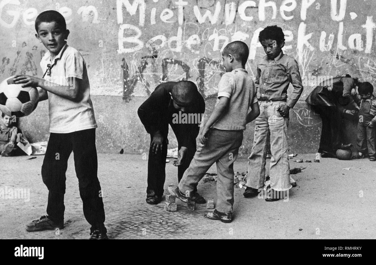 Children with Turkish migration history play in front of a Kreuzberg ...