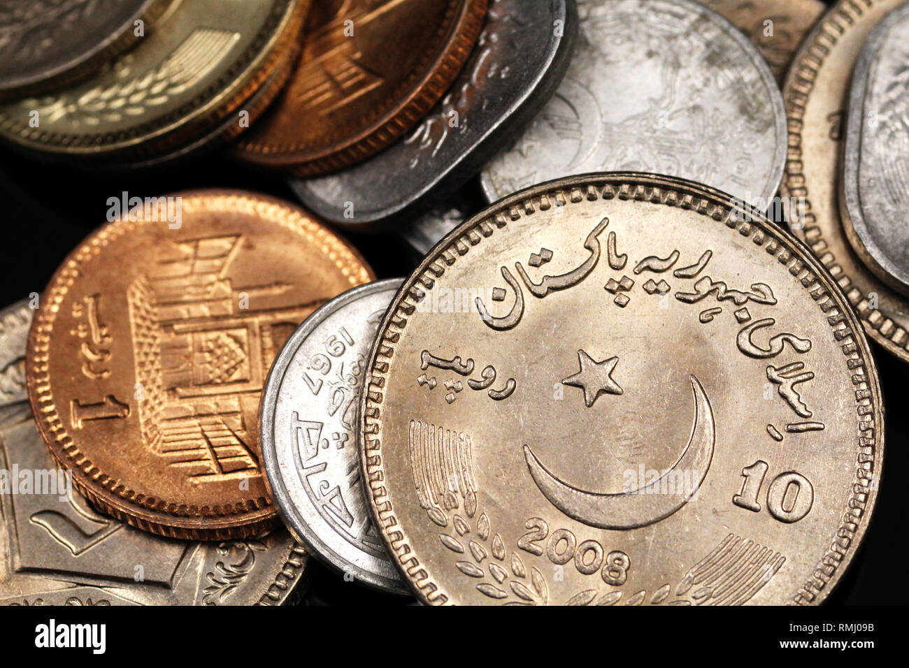 Bank in karachi hi-res stock photography and images - Alamy