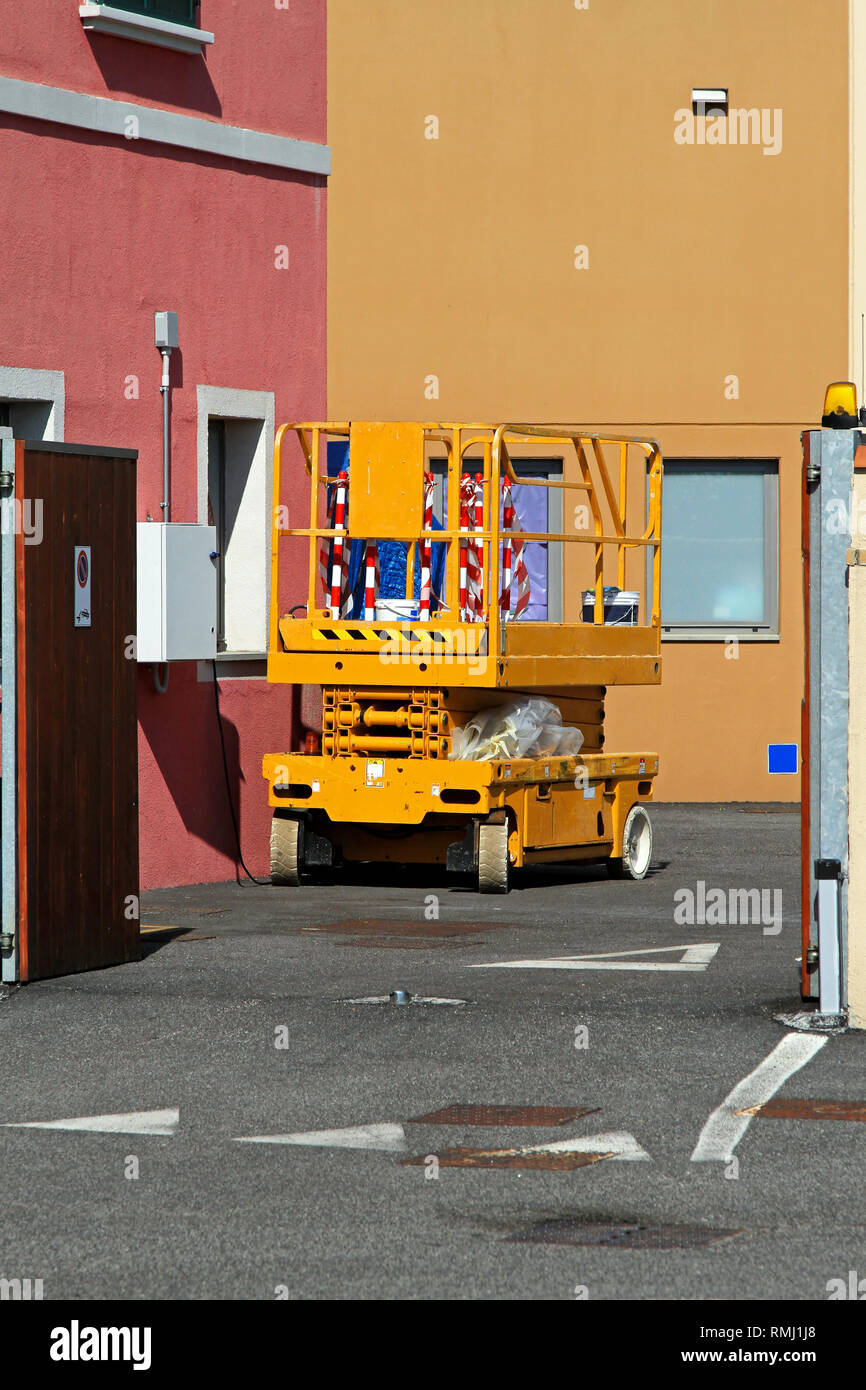 Aerial work platform for maintenance and construction Stock Photo - Alamy