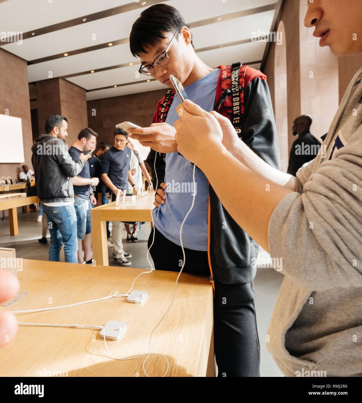 Xs modern logo hi-res stock photography and images - Alamy