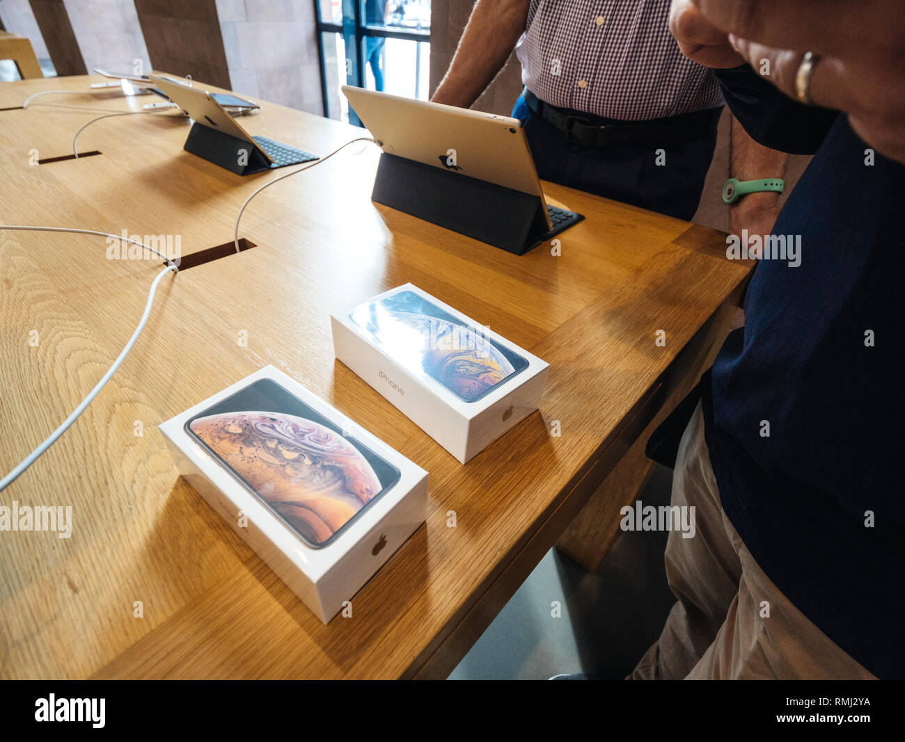 STRASBOURG, FRANCE - SEP 21, 2018: Apple Store with Genius seller-man ...
