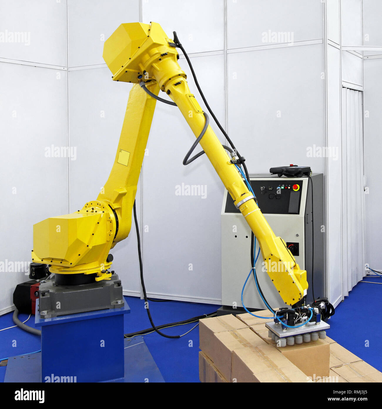 Robotic arm for packing in logistic warehouse Stock Photo - Alamy