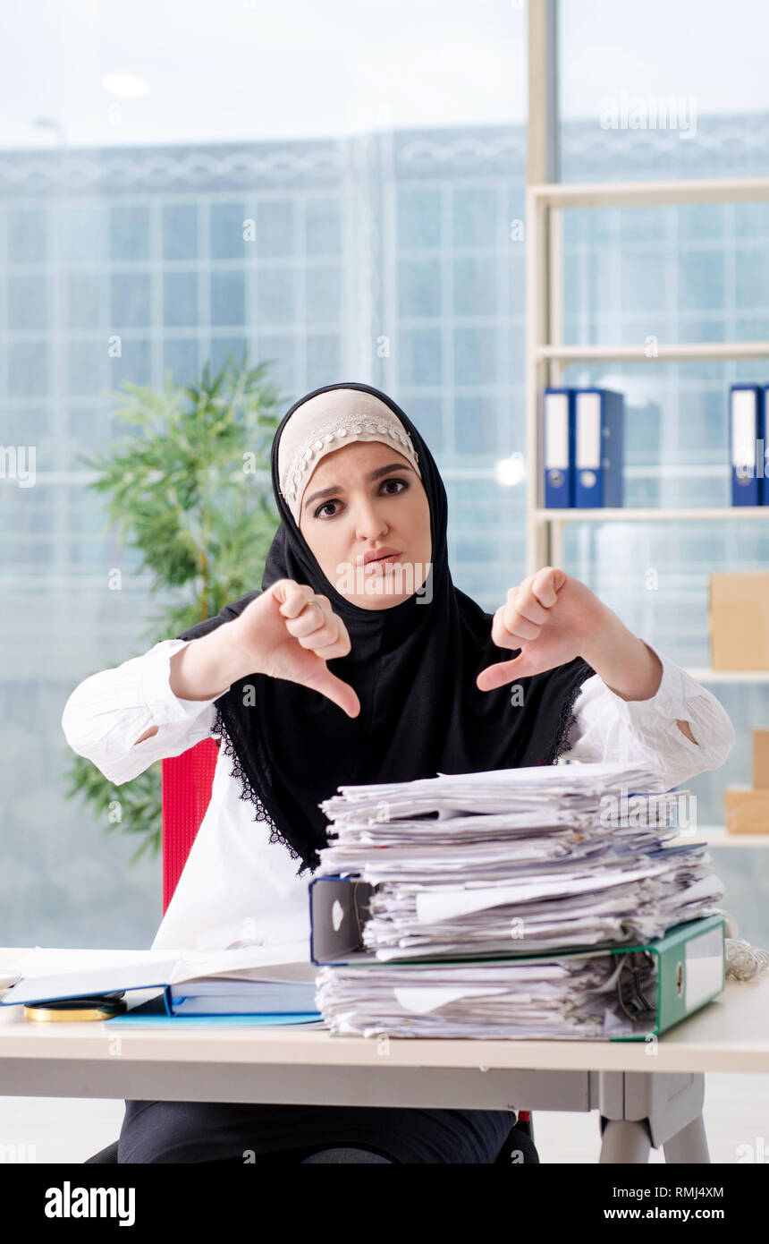 Woman muslim employee working in the office Stock Photo - Alamy
