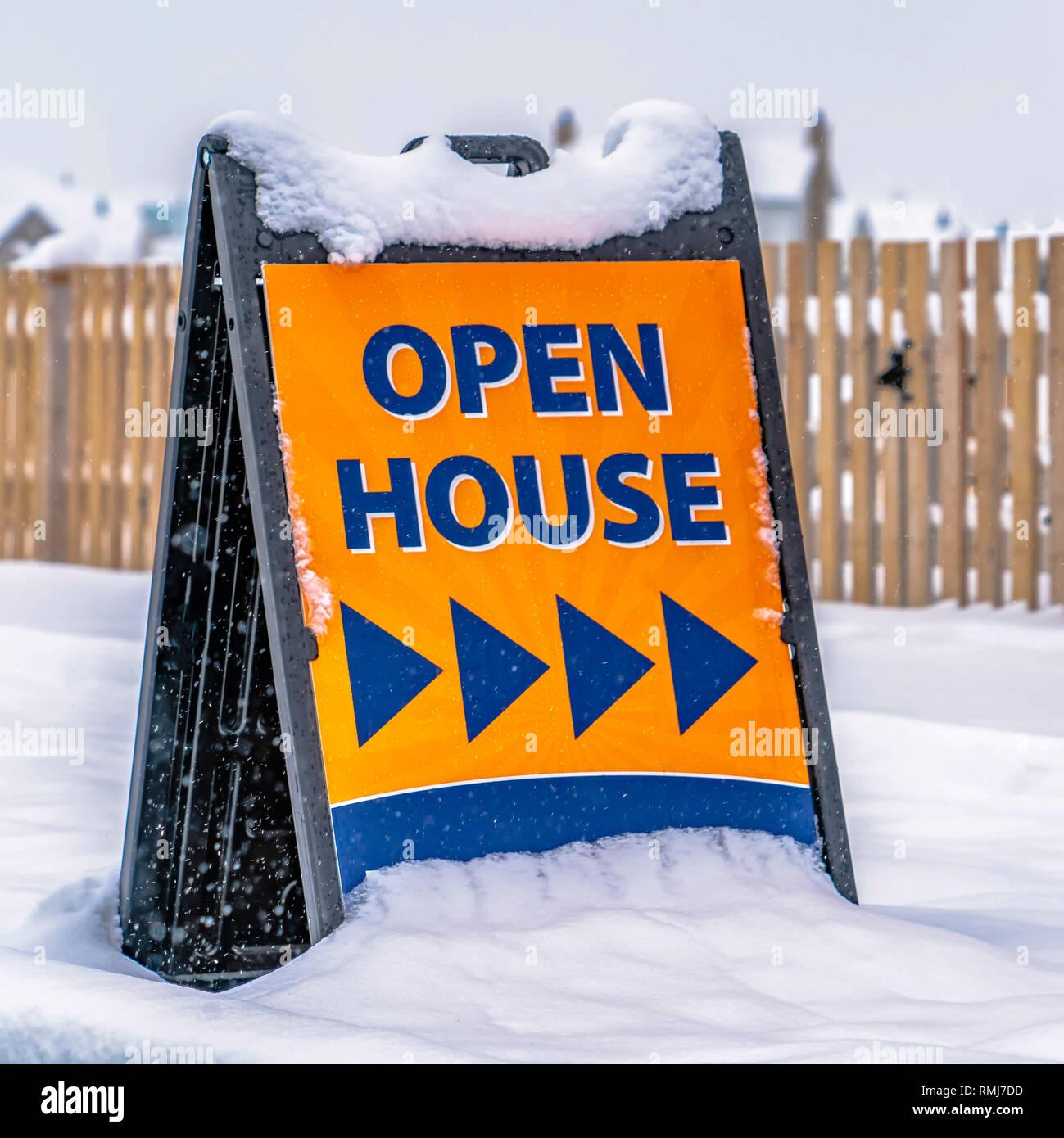 Open House sign in front of a real estate for sale Stock Photo - Alamy