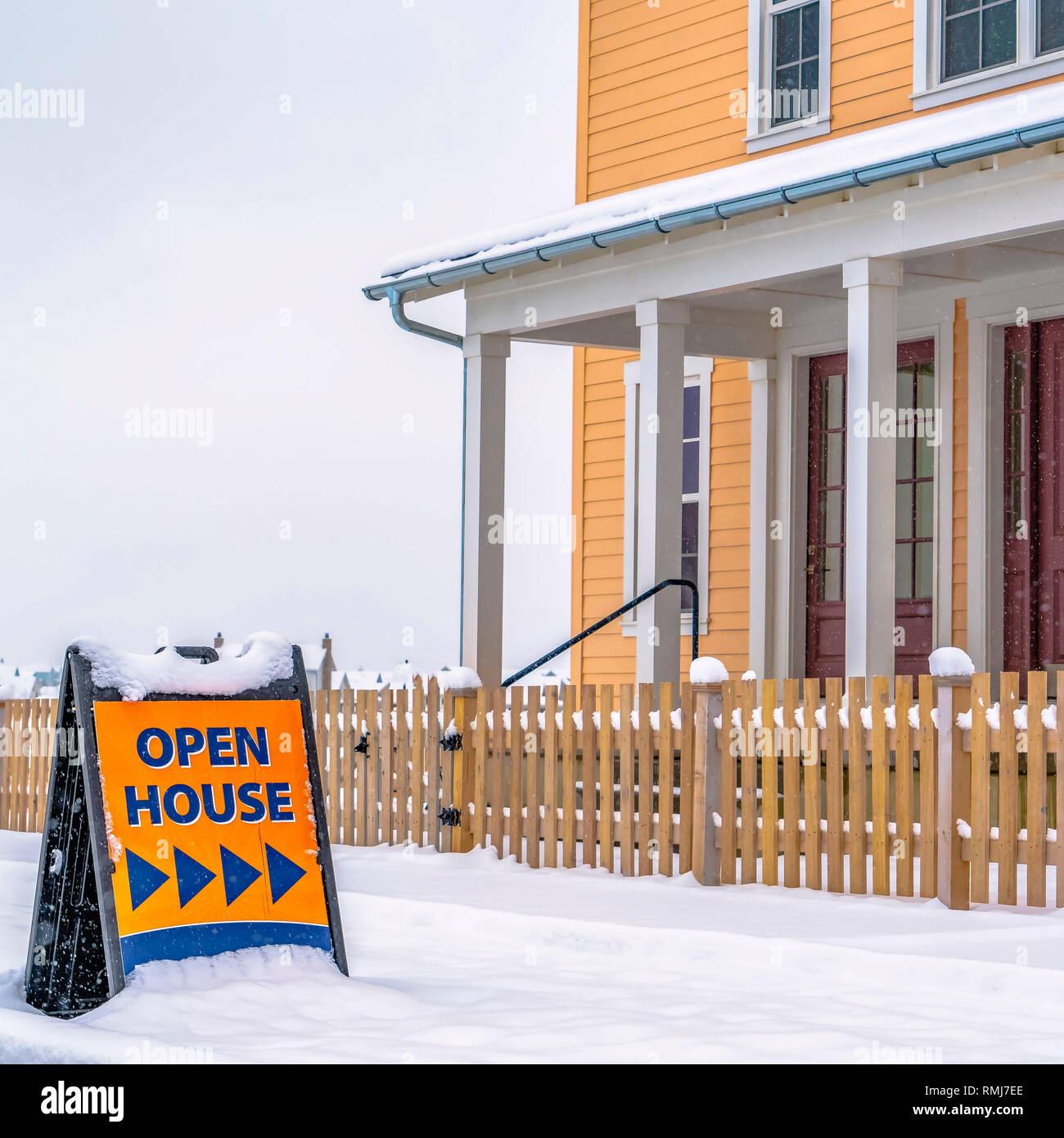 Pointing at house hi-res stock photography and images - Alamy