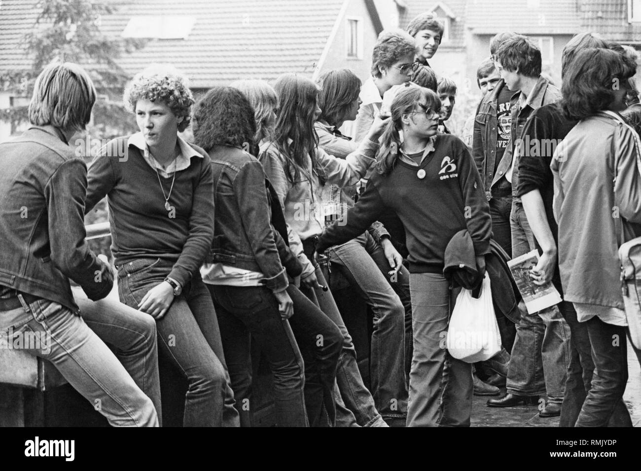 School girls smoking hi-res stock photography and images - Alamy