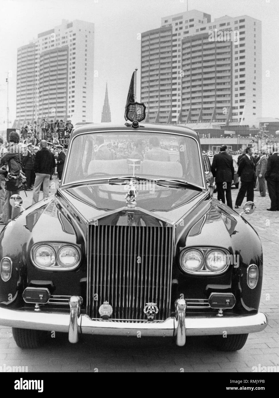 A Rolls Royce Phantom VI as an official car of the British royal family ...