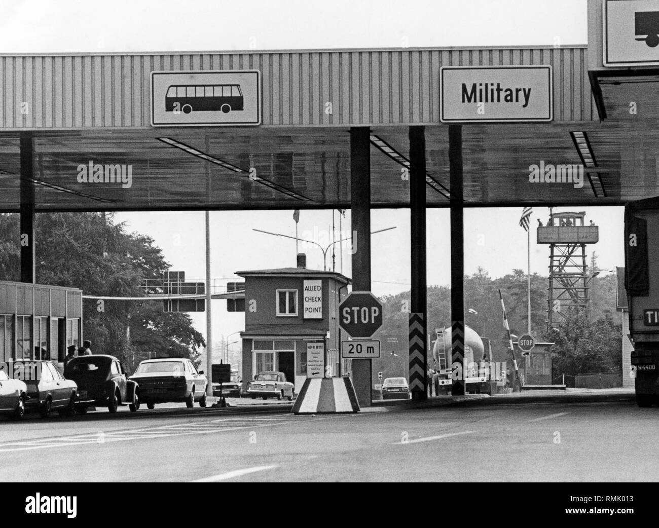 Cars at the border checkpoint Helmstedt Stock Photo - Alamy