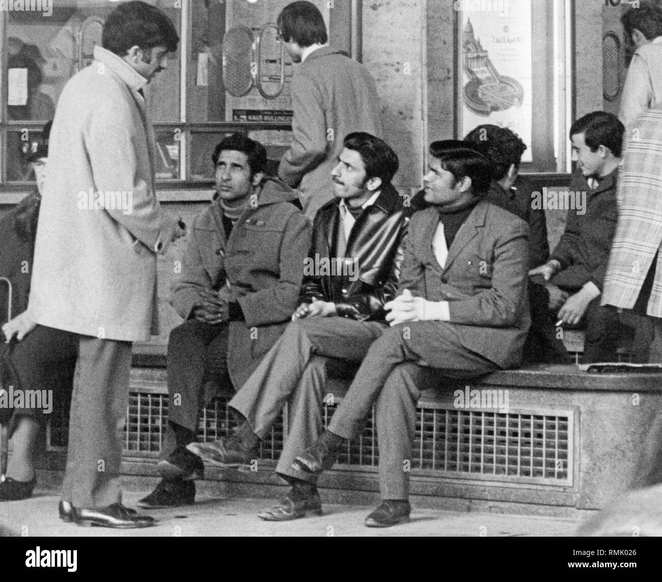 The Pakistani journalist Latif Darrani (left) examines the situation of ...