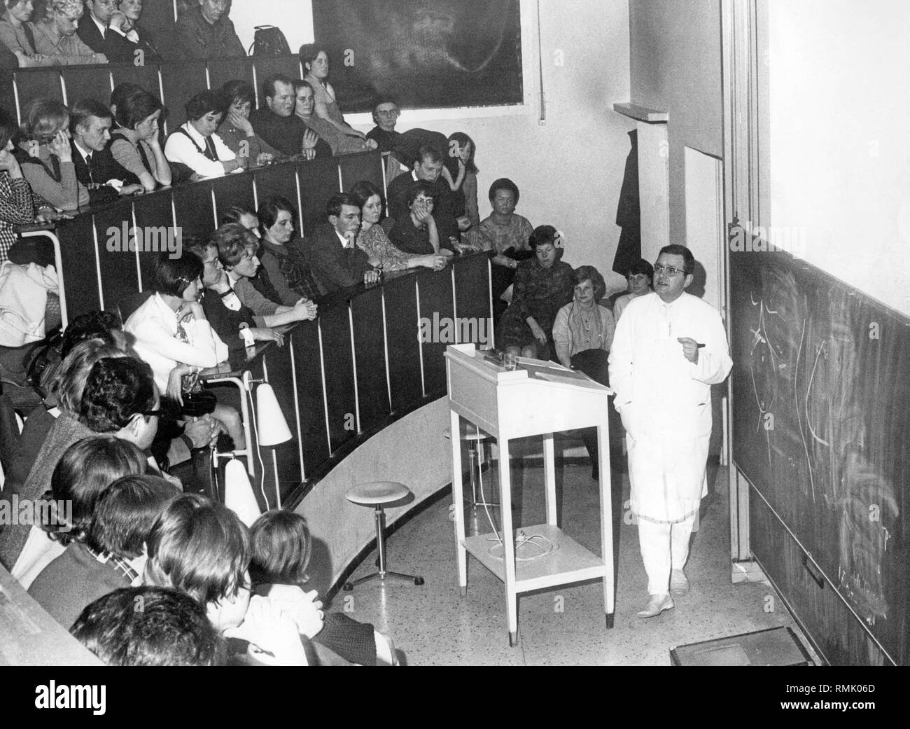 Dr. Gram gives a lecture in the crowded lecture hall Stock Photo - Alamy