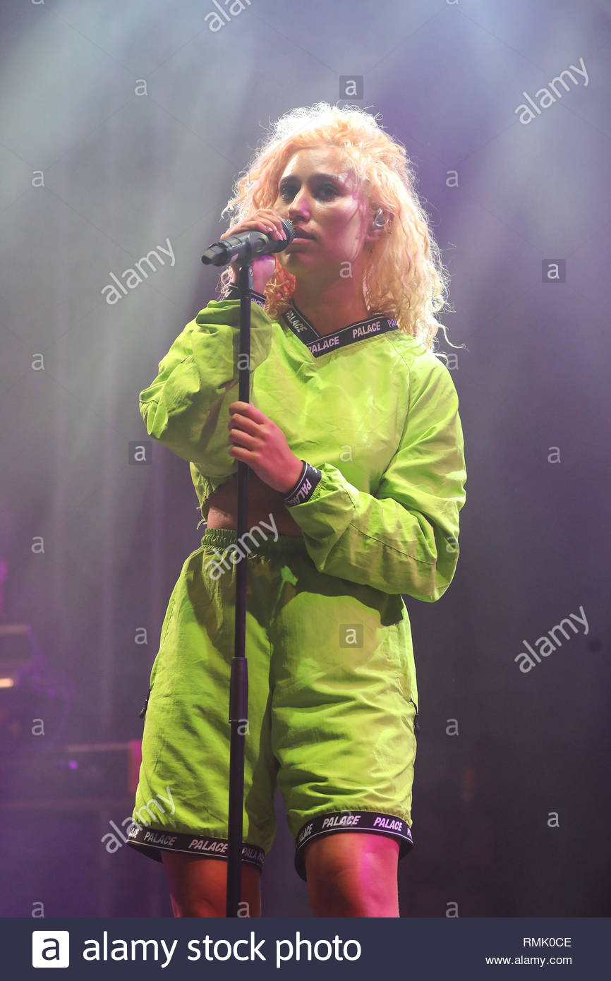 Raye Singer High Resolution Stock Photography and Images - Alamy