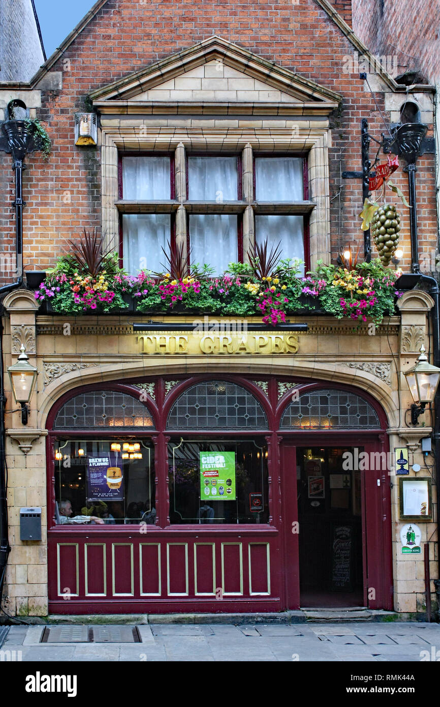 OXFORD - SEPTEMBER 2016: This traditional English pub in a gabled ...