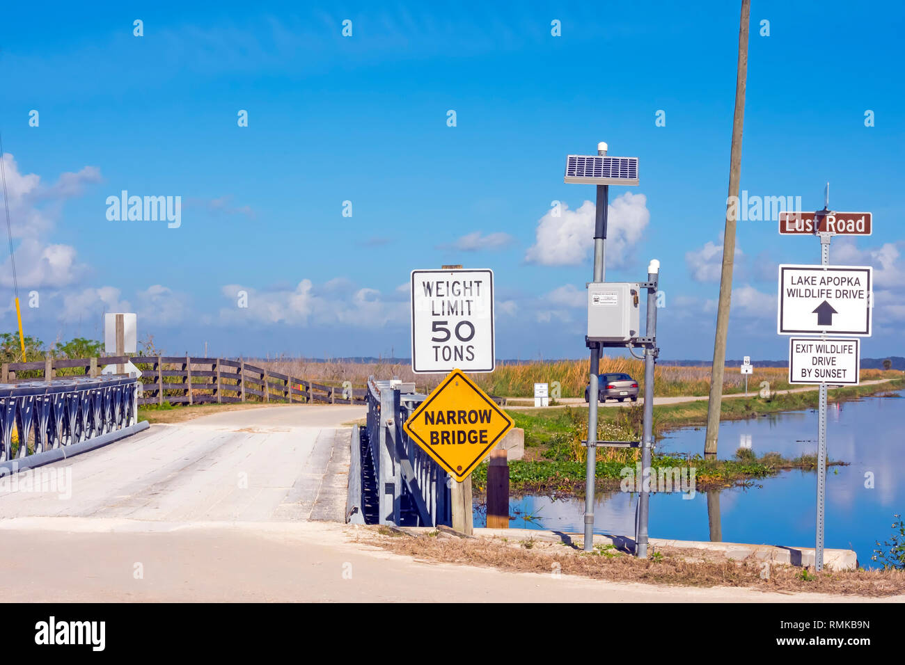 Narrow bridge hi-res stock photography and images - Alamy