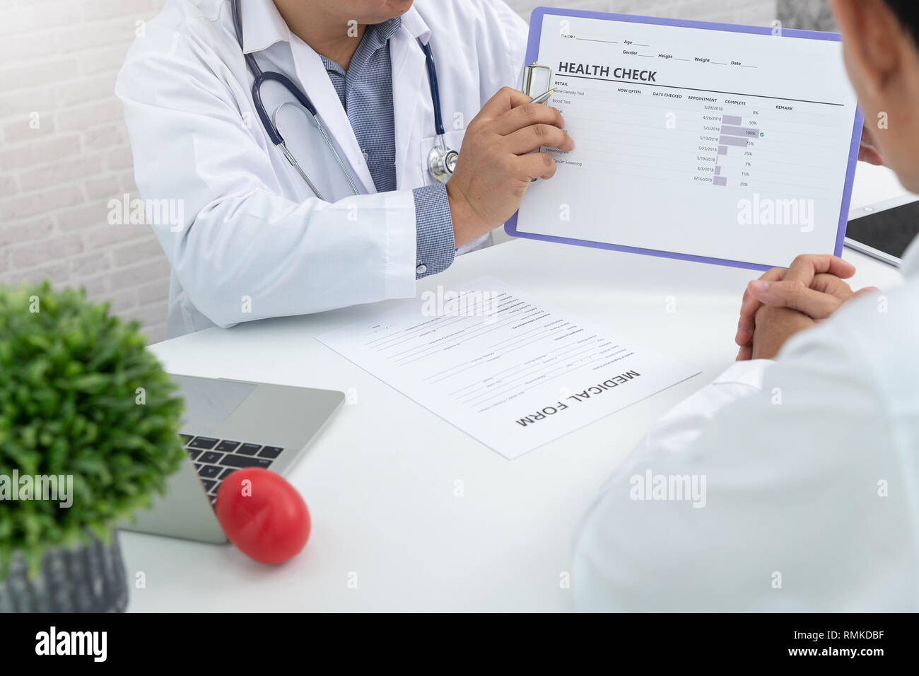 Healthcare and medical concept, Doctor explain symptoms and medical ...