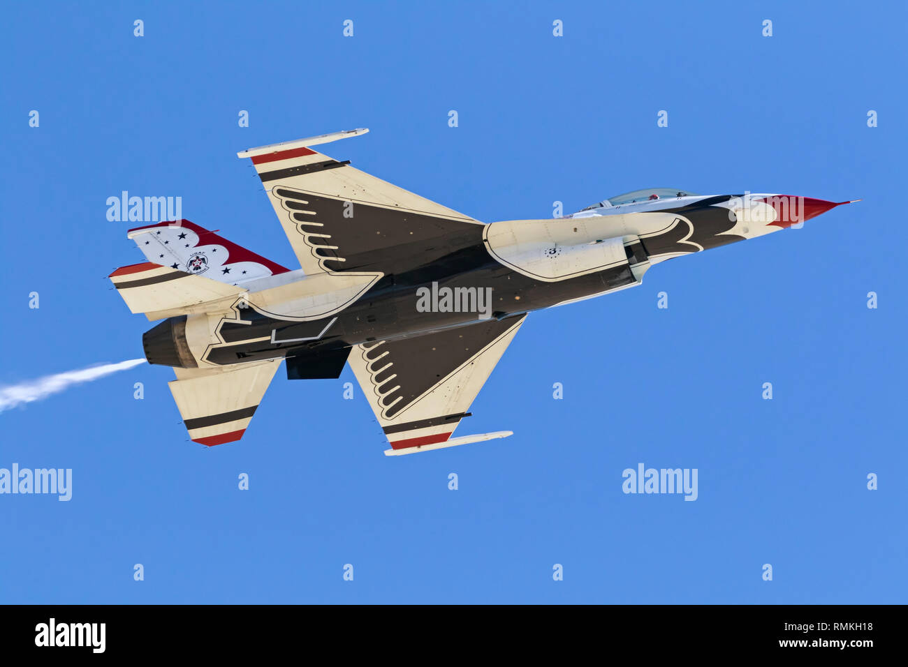 Thunderbirds F-16 jet fighter Stock Photo - Alamy