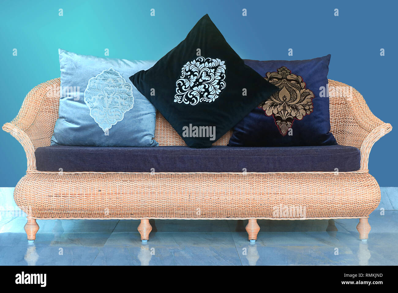 Vintage leather couch isolated hi-res stock photography and images - Alamy