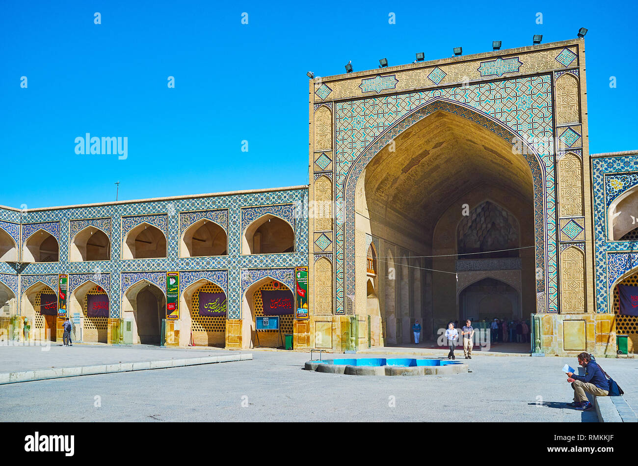 Isfahan friday mosque courtyard hi-res stock photography and images - Alamy
