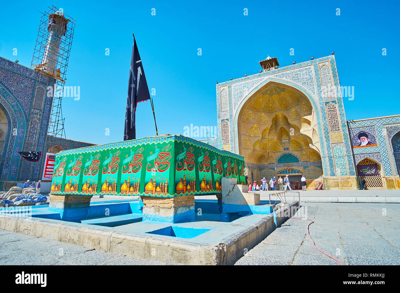 ISFAHAN, IRAN - OCTOBER 21, 2017: Walk in sahn (courtyard) of Jameh ...