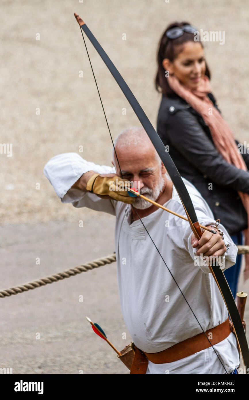 Longbow medieval hi-res stock photography and images - Alamy