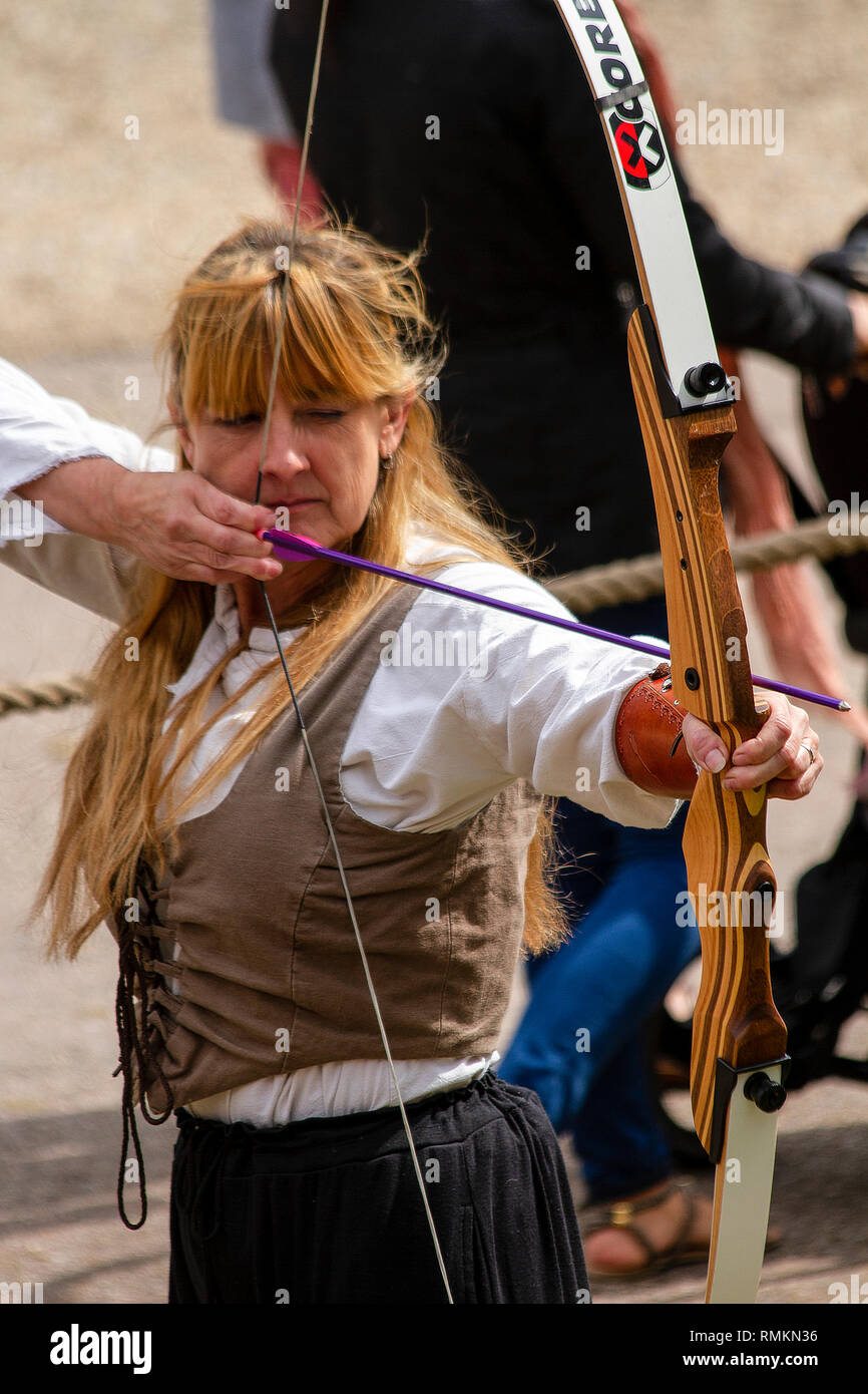 Archer drawing a longbow Stock Photo - Alamy