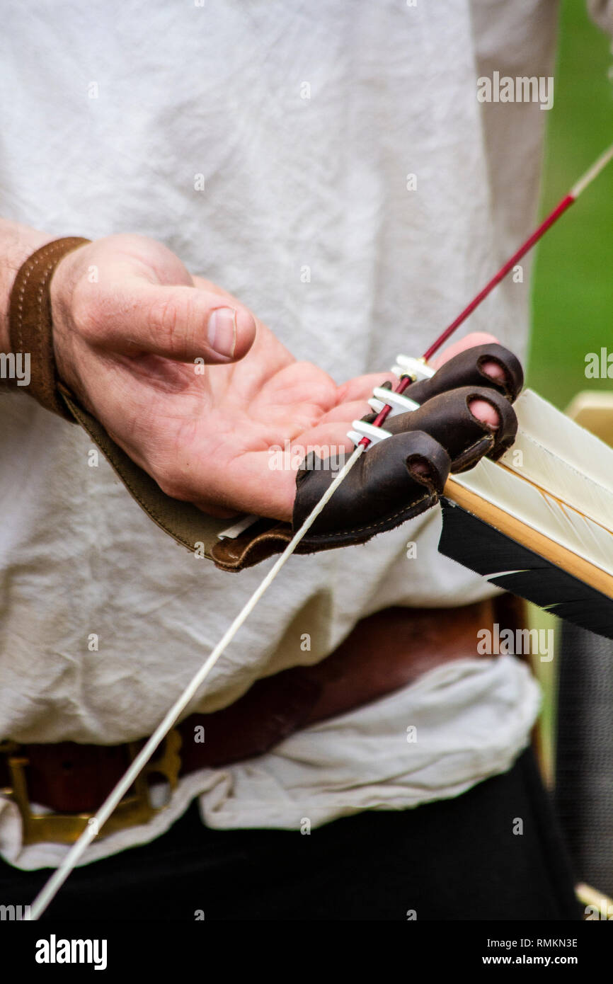 Longbow archer hi-res stock photography and images - Alamy