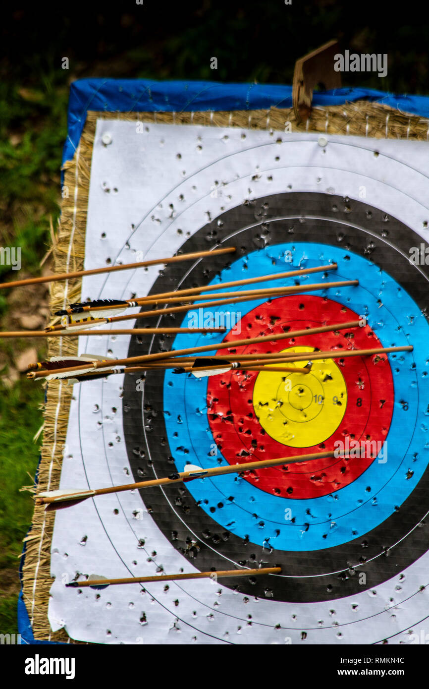 Arrow bullseye archery bullseye outside hi-res stock photography and ...