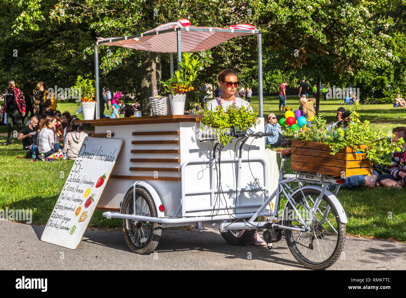 Lemonade stall hi-res stock photography and images - Alamy