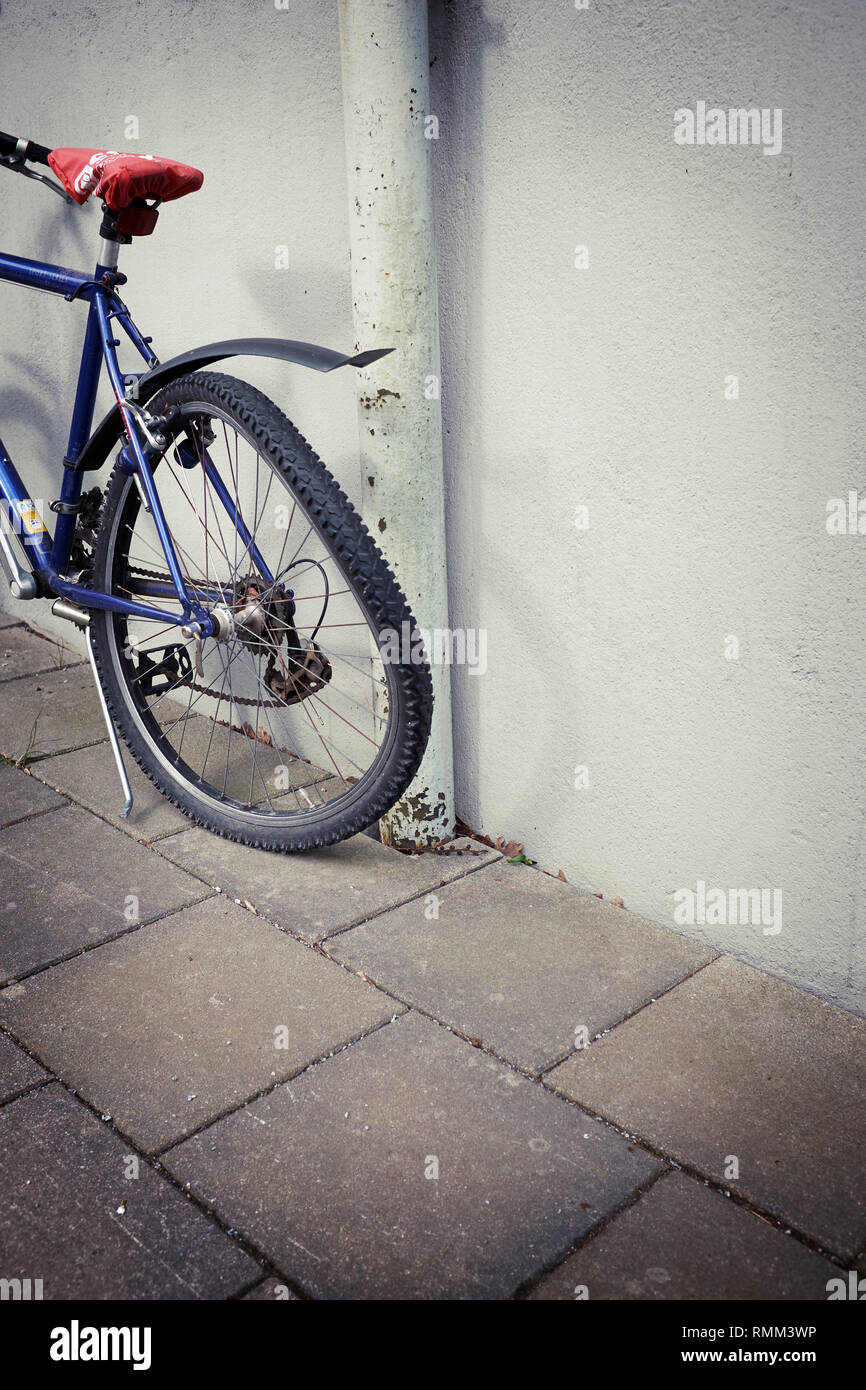 Damaged bicycle hi-res stock photography and images - Alamy