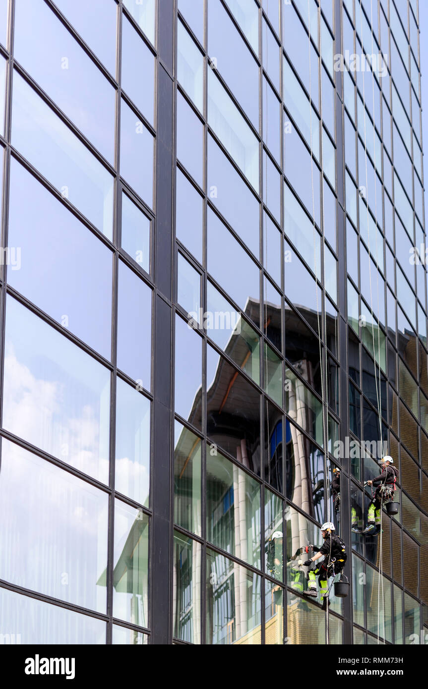 Skyscraper window reflection hi-res stock photography and images - Alamy