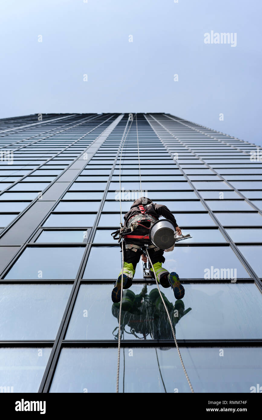 Skyscraper window cleaner hi-res stock photography and images - Alamy