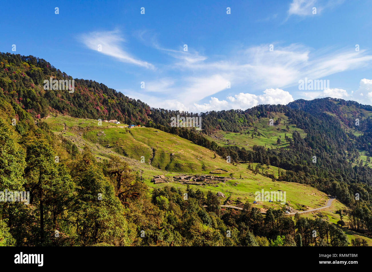 Garhwal himalayan mountain range hi-res stock photography and images ...