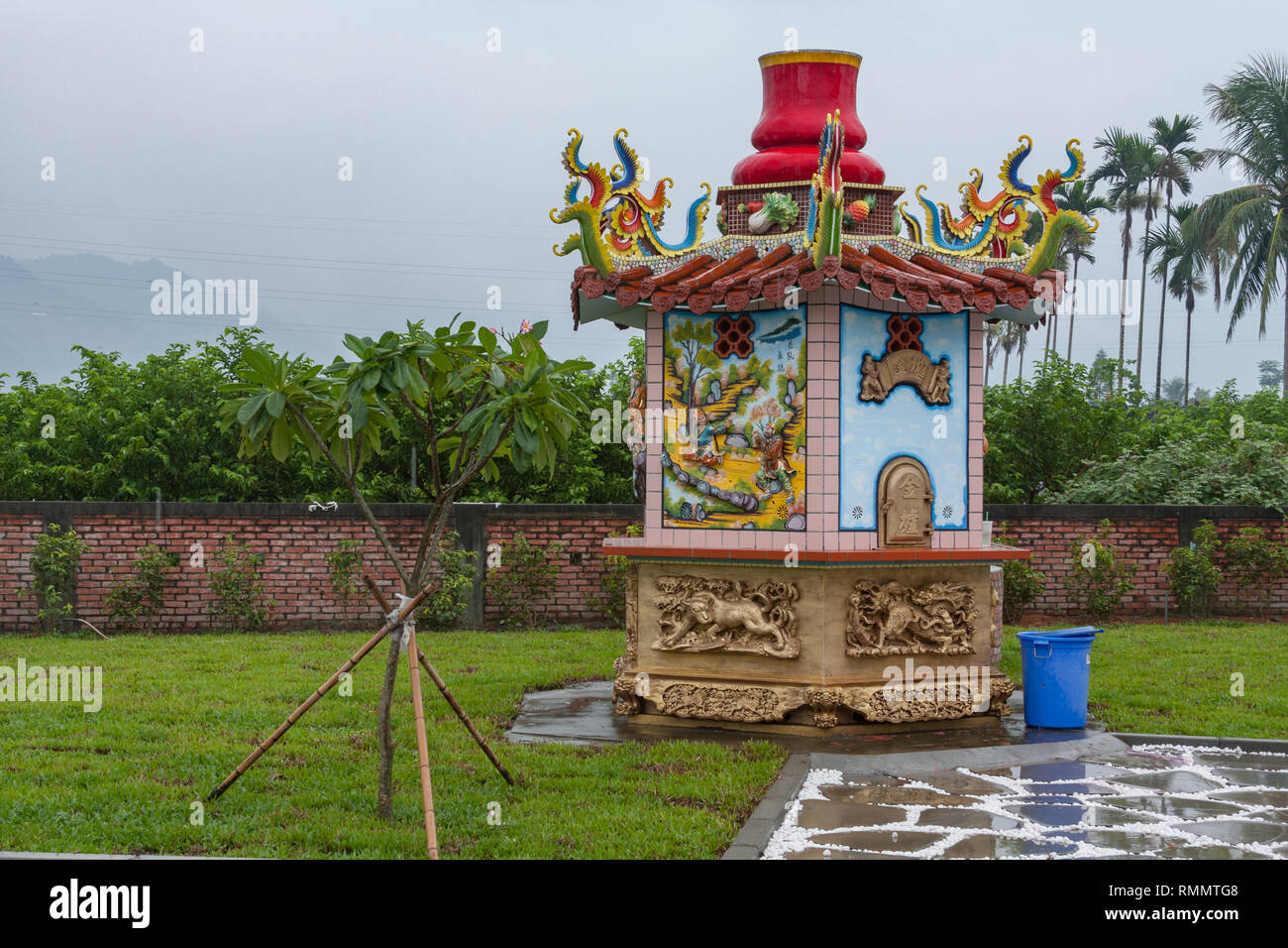 Burning joss paper ghost money hi-res stock photography and images - Alamy