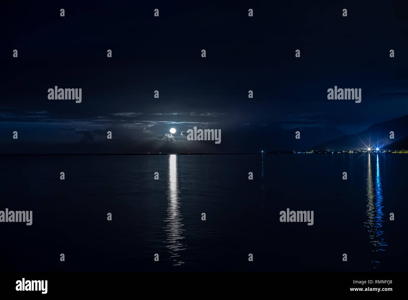 Moonlight ocean hi-res stock photography and images - Alamy
