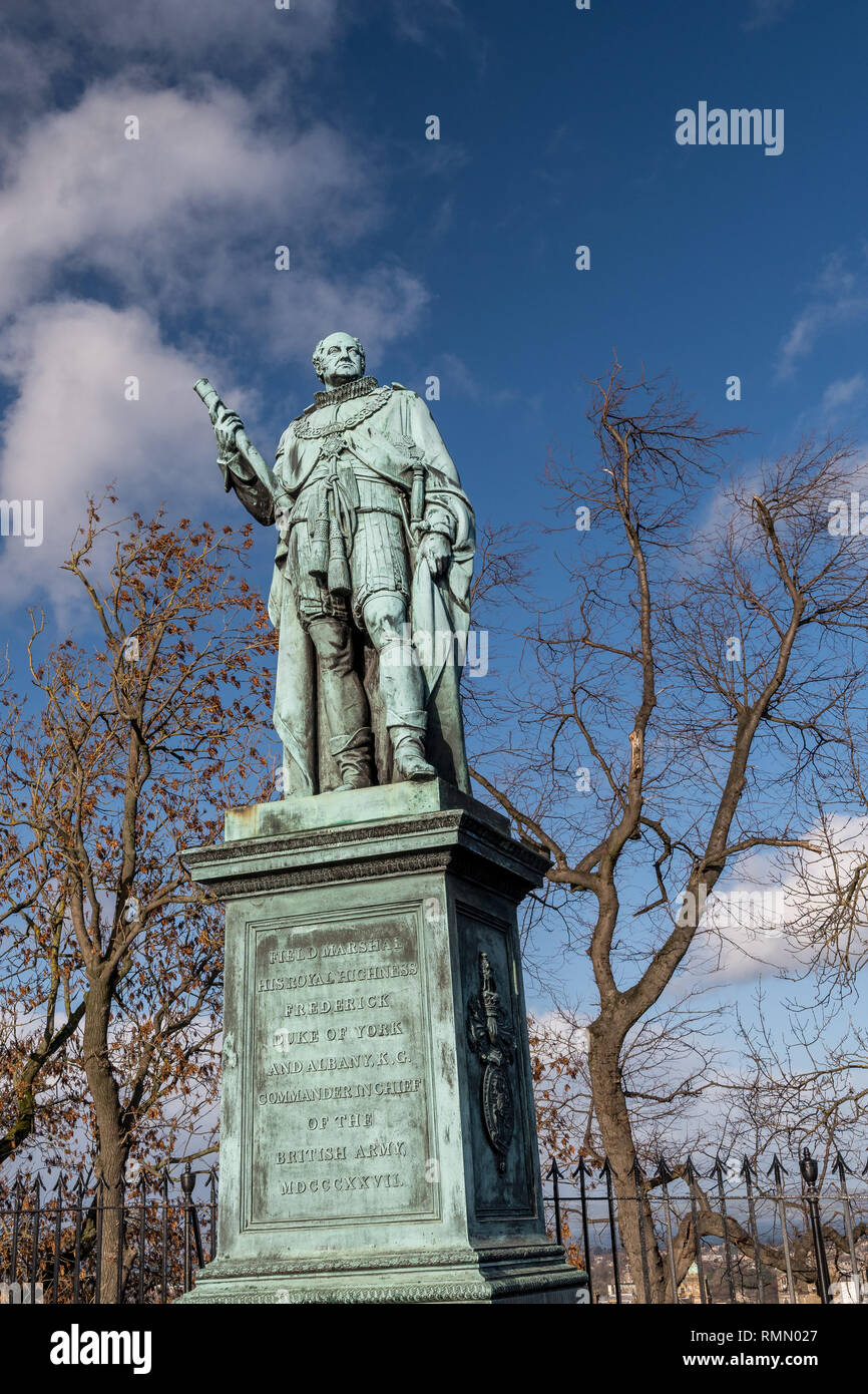 Statue at Edinburgh Castle Stock Photo - Alamy