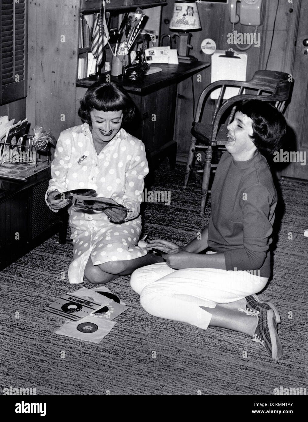 Bette Davis with daughter Margot Merrill, at home in Bel Air ...
