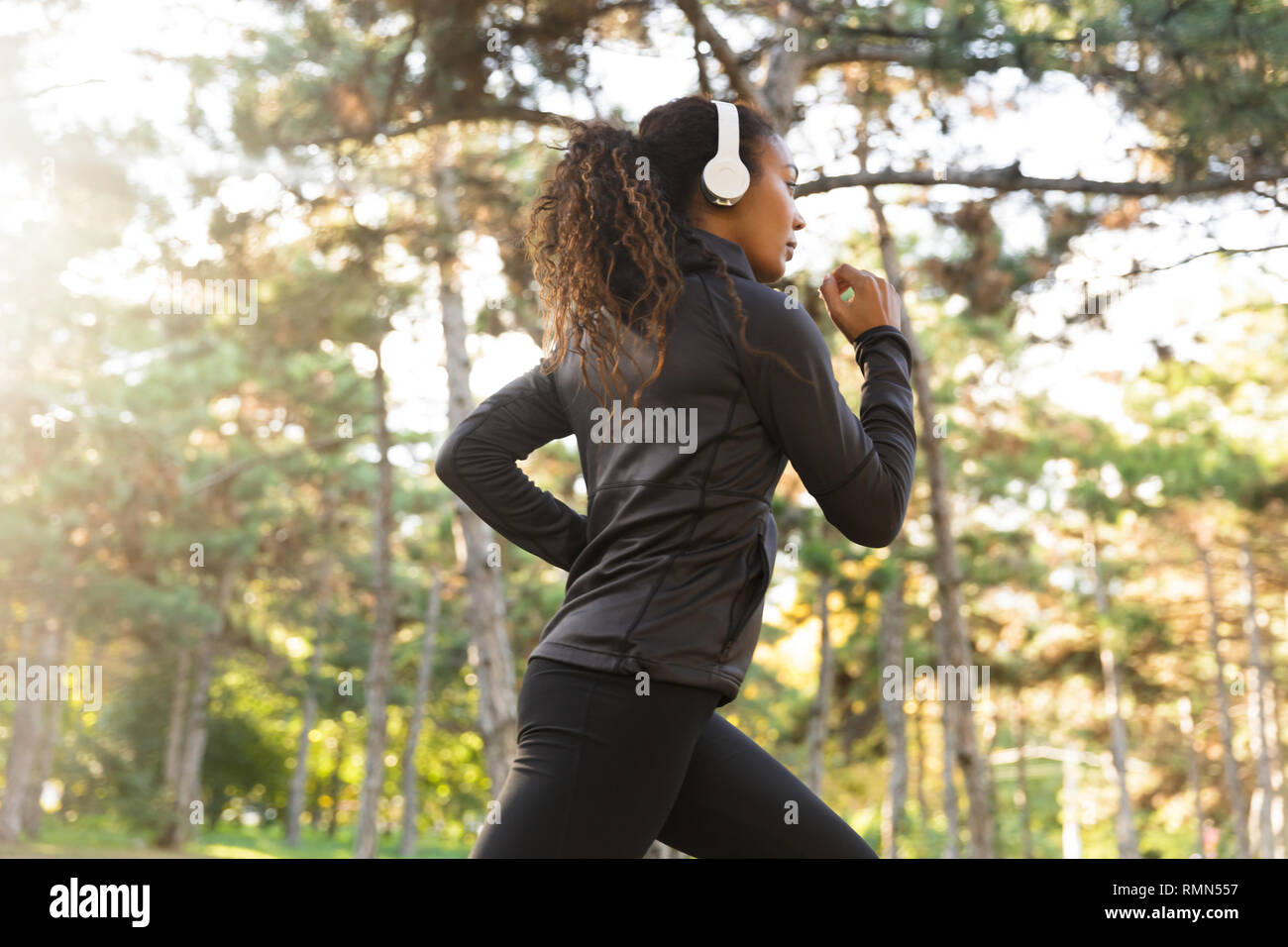Well built woman hi-res stock photography and images - Alamy