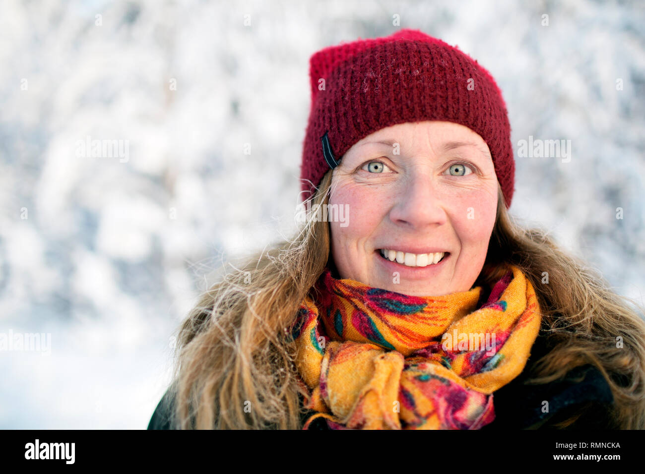 Woman hair blonde winter smiling hi-res stock photography and images ...