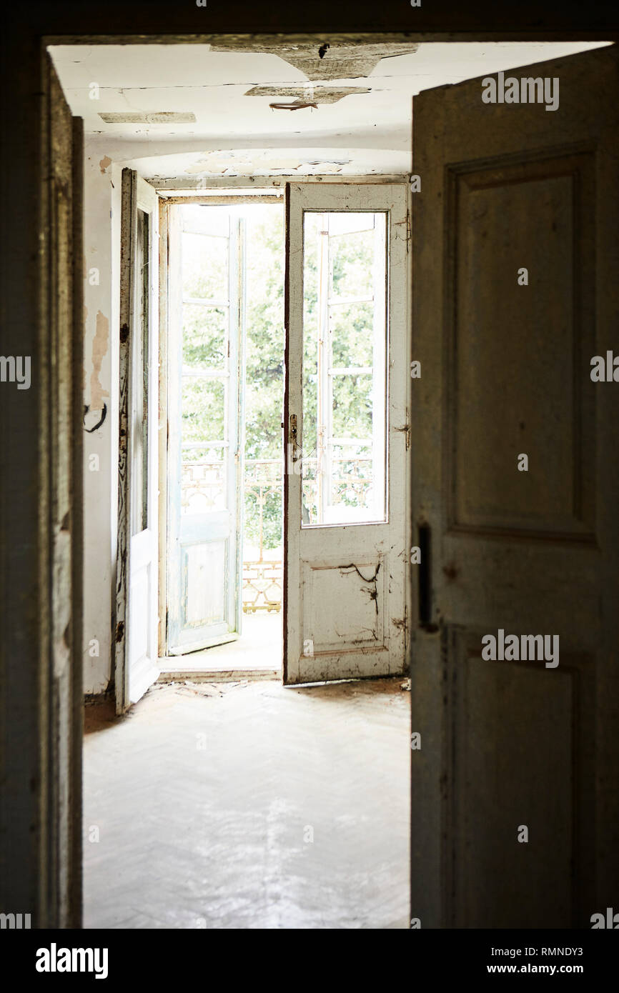 Open derelict door hi-res stock photography and images - Alamy