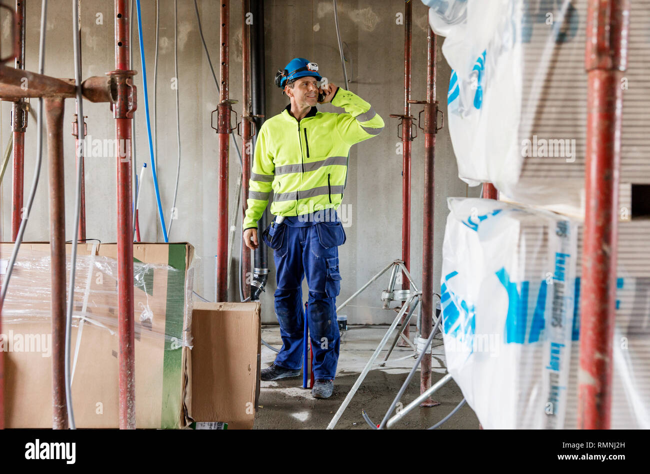 Building site construction worker hi-res stock photography and images ...