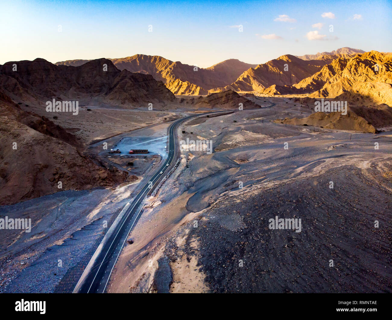 Desert road hi-res stock photography and images - Alamy