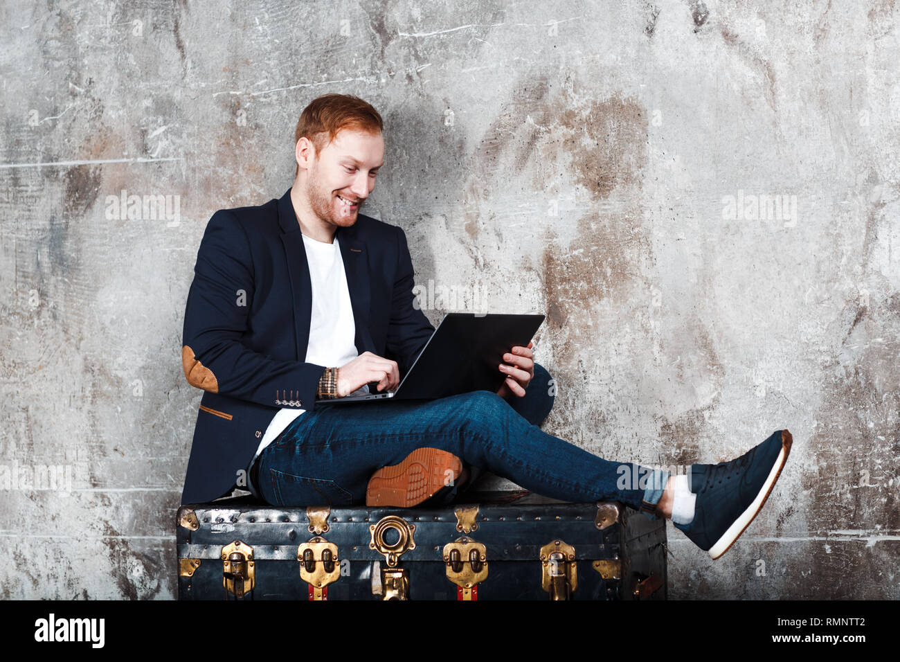 Person typing a letter typewriter hi-res stock photography and images ...