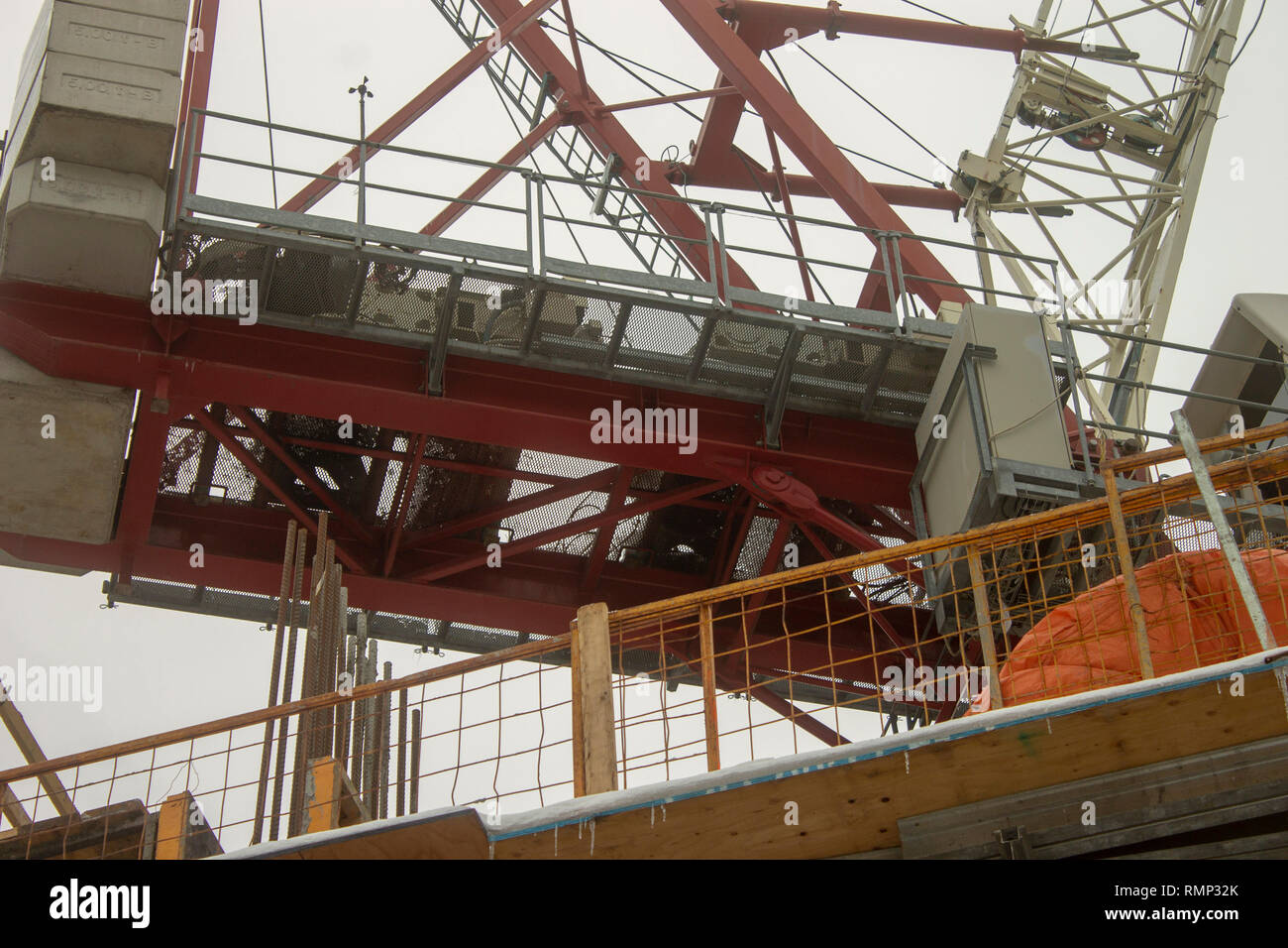 construction cane building a condo in Toronto Stock Photo - Alamy