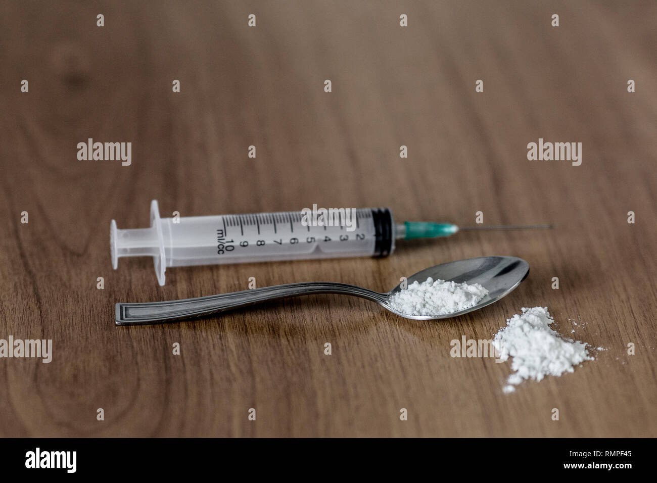 Drug syringe and cooked heroin on spoon Stock Photo - Alamy