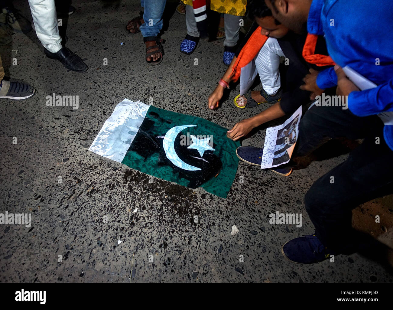 Pakistan flag burning hi-res stock photography and images - Alamy