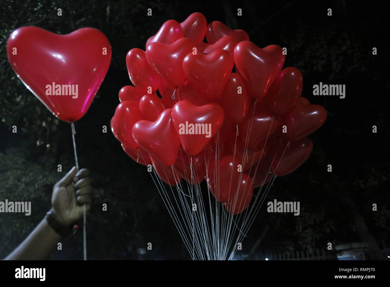 Dhaka, Bangladesh. 15th Feb, 2019. A man buys a heart shape balloon ...