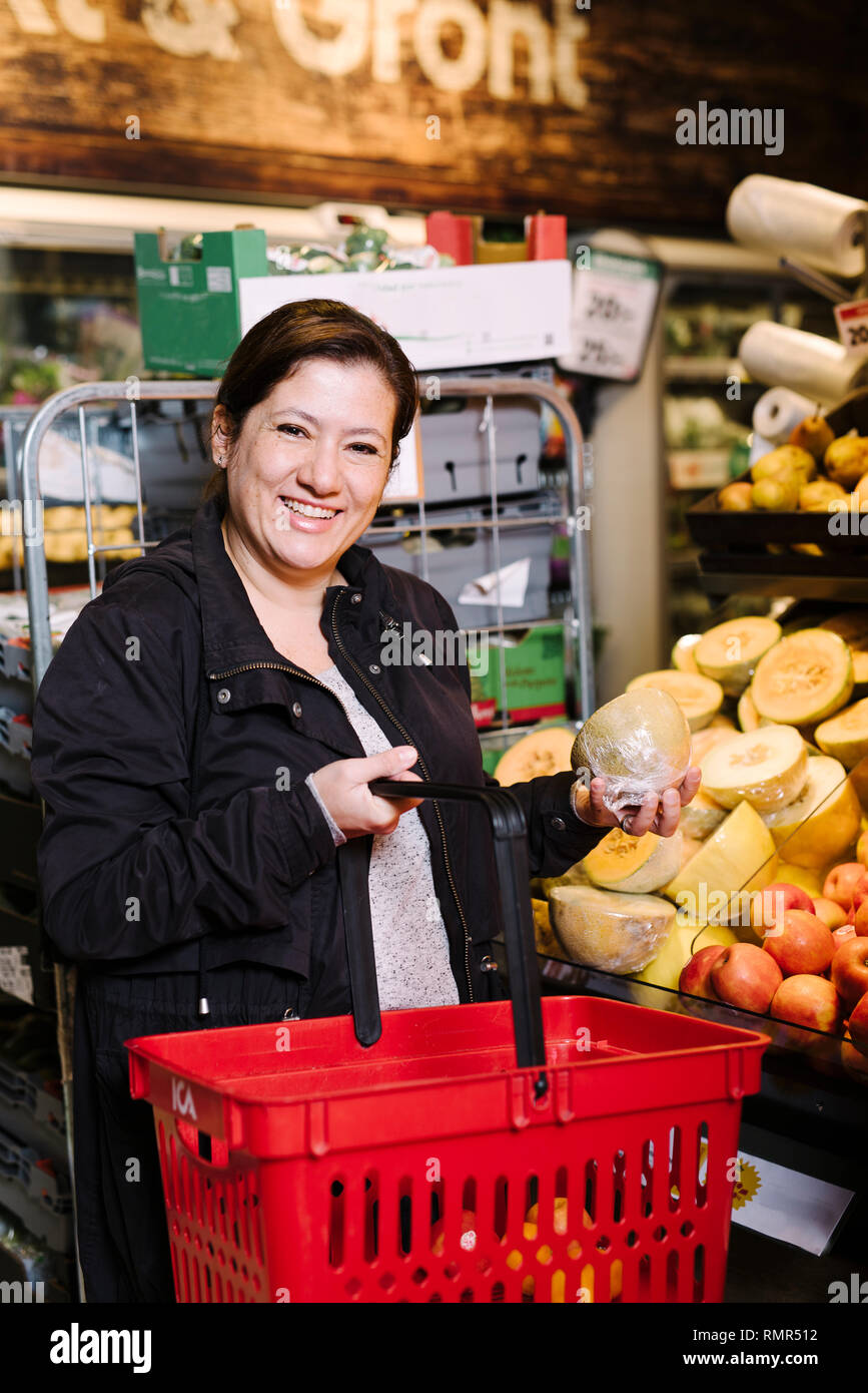 Woman groceries shopping Stock Photo - Alamy