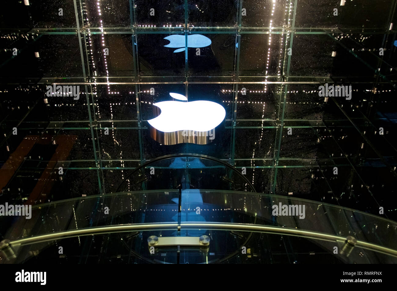 Apple logo lit hi-res stock photography and images - Alamy